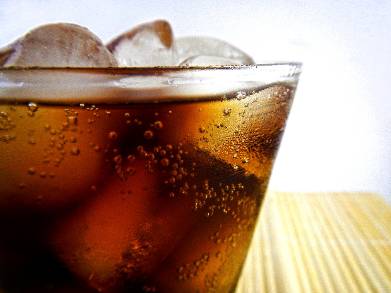 O que acontece se você beber Coca-Cola por 30 dias? - Mundo Inverso
